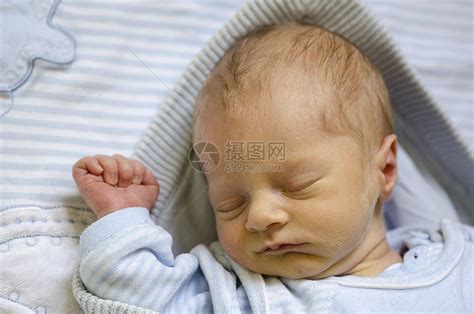 可爱的婴儿睡在背上男生童年新生冒充尿布白色姿势说谎身体孩子高清图片下载 正版图片321805489 摄图网