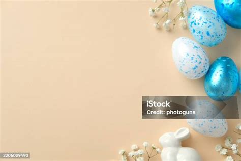 행복한 부활절 인사말 카드 템플릿입니다 부드러운 베이지 배경에 파란색과 흰색 얼룩덜룩 한 달걀 도자기 토끼 작은 꽃 0명에 대한 스톡 사진 및 기타 이미지 Istock