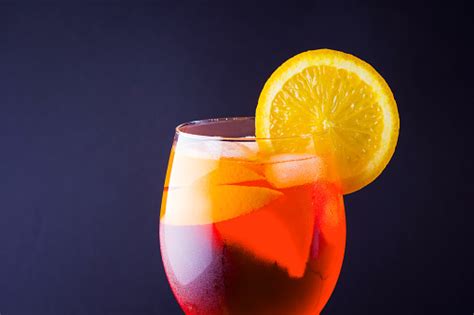 칵테일 아돌은 어두운 배경에 뿌려 오렌지 조각과 함께 여름 알코올 칵테일 슬레이트 보드에 이탈리안 칵테일 아펄이 뿌려 졌습니다