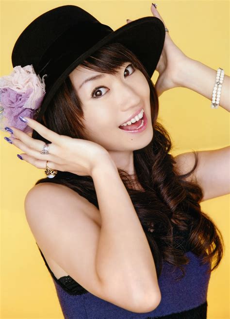 声優静画 水樹奈々の白い歯に黒い帽子がはえる笑顔