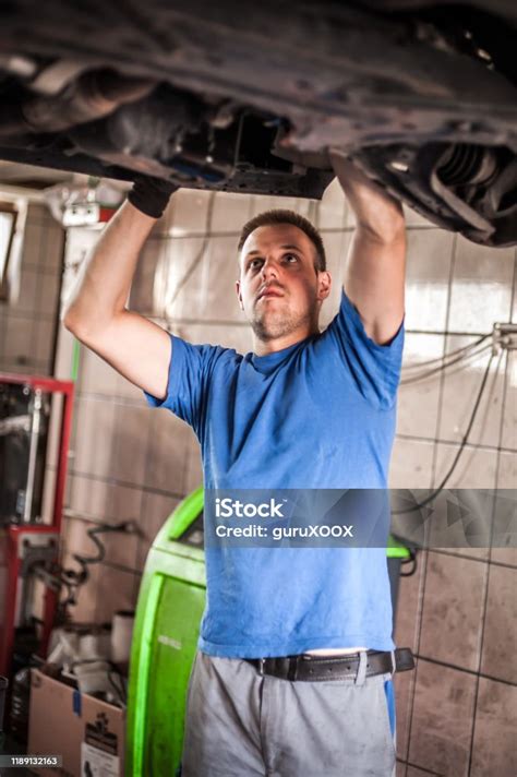 자동차 정비사 수리기 차량 리프트에 차 에서 상태를 확인 브레이크에 대한 스톡 사진 및 기타 이미지 브레이크 수송 자동차