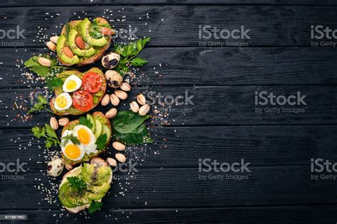 아보카도 샌드위치 체리 토마토와 메 추 라 기 계란 Chia 씨앗의 집합입니다 에 나무 배경 최고의 볼 수 있습니다 텍스트에 대