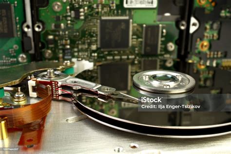 하드 디스크 드라이브의 쓰기 및 읽기 헤드클로즈업 컴퓨터 35sata에서 하드 드라이브를 분해 개인용 컴퓨터 산업 수리 개념 0명에 대한 스톡 사진 및 기타 이미지 Istock