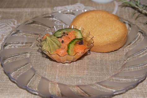 연어와 함께 차가운 전채와 오이 및 아보카도 크림이 제공 됩니다 0명에 대한 스톡 사진 및 기타 이미지 0명 딜 허브
