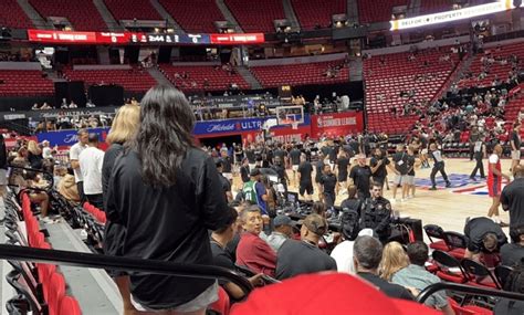 Nba夏联现场：郭士强指导现场观战开拓者与奇才的比赛