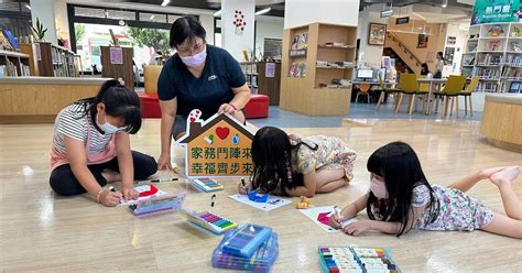 大甲區公所公結合臺中市立圖書館大甲分館宣導兩性平權觀念及臺中購物節