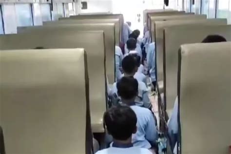 Salat Berjemaah Di Gerbong Kereta Rombongan Murid SDIT Al Hikmah
