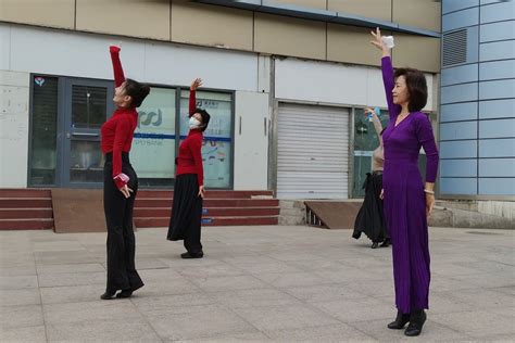 优美三步广场舞芦花美歌曲好听舞步轻盈飘逸杜老师舞蹈队 凤凰网视频 凤凰网