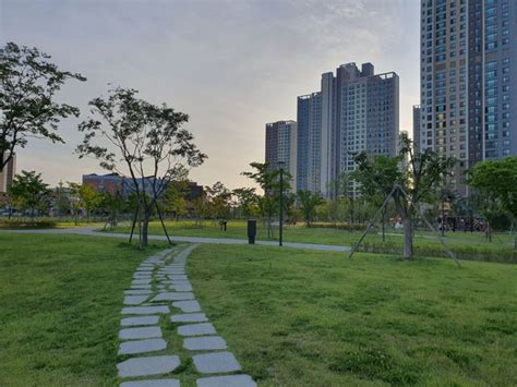 천안아산 매곡리 한들물빛도시지웰시티센트럴푸르지오1단지의 실거래가 시세 매물 주변정보 아파트는 호갱노노
