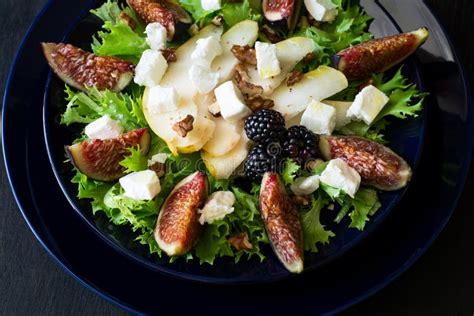 Ensalada Con Las Peras La Lechuga Los Higos Las Nueces El Queso De Cabra Las Nueces Y La