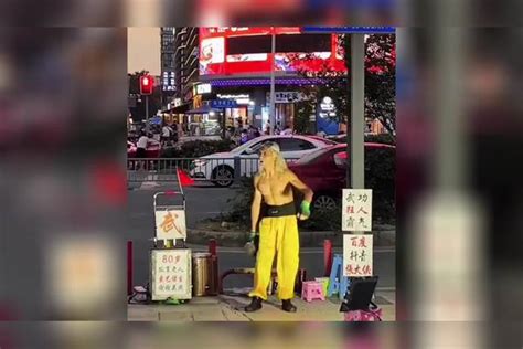 我们还有什么理由不努力80岁老人街头卖艺尽管少有人看但依然卖力表演 老人 表演 理由