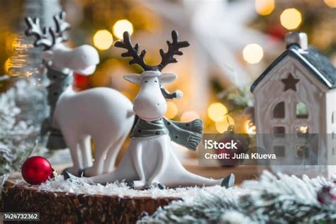 새해 복 많이 받으세요 2023 아름다운 보케 배경에 귀여운 순록이있는 크리스마스 카드 새해 정물 가정 휴가 따뜻함과 편안함의 개념 0명에 대한 스톡 사진 및 기타 이미지
