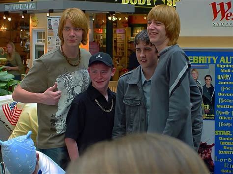 Pin By Memphis Weasley On Hogwarts Madness Oliver Phelps Weasley Twins Harry Potter Cast