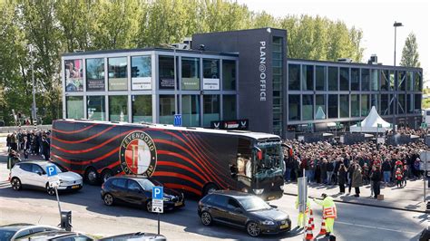 Politie Pakt Verdachte Op Voor Explosie Spelersbus Feyenoord O14