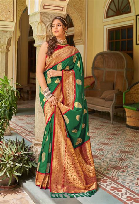Haryali Teej 2024 Green Red Saree हरियाली तीज के मौके पर पहनें हरे लाल