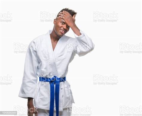 年輕的非洲裔美國人男子在孤立的背景穿著和服驚訝的手在頭上的錯誤 記住錯誤忘記了 糟糕的記憶概念 照片檔及更多 一個人 照片 Istock