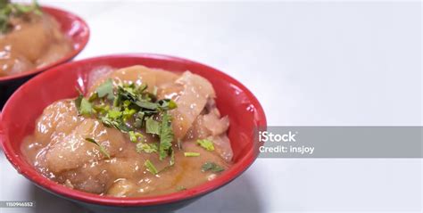 바 완 대만 미트볼 진미 맛 있는 길거리 음식 튀긴 전 분은 돼지 고기 내부에 둥근 모양의 교 자식만 두 클로즈업 복사 공간