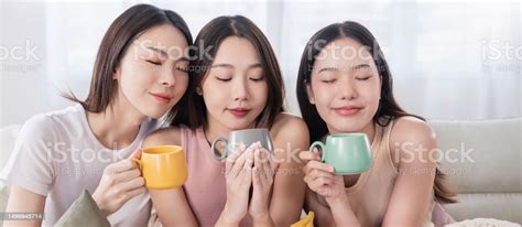 젊은 아름 다운 아시아 여성 그룹 손의 초상화 거실에서 커피 잔 아침 시간을 들고 행복 쾌활한 여름에 휴식을 취합니다 한국
