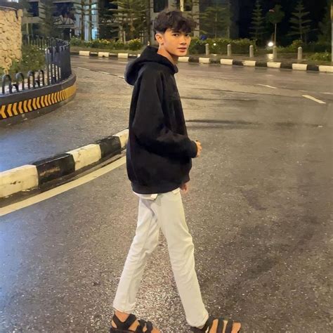 Reeyan Quick Male Feet Guys