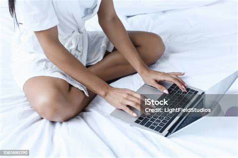 침실에서 아침에 노트북을 사용 하 여 흰 가운에 혼혈 여자의 이미지를 자른 노트북에 대한 스톡 사진 및 기타 이미지 노트북