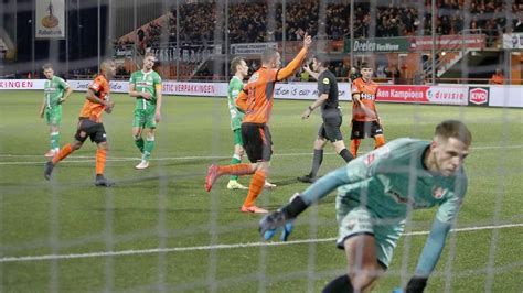 Vier goals Mühren helpen koploper Volendam langs Dordrecht