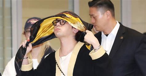 지드래곤 입국 퍼포먼스는 할머니 스카프