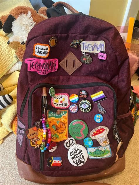 Pretty Outfits Cool Outfits Inside My Bag Mode Punk Bag Pins