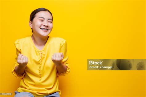 행복 한 여자는 노란색 배경 위에 고립 된 승리 제스처를 확인 개념에 대한 스톡 사진 및 기타 이미지 개념 개념과 주제