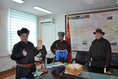 Номын цагаан буянаар малчин түмэндээ бэлэг барьлаа