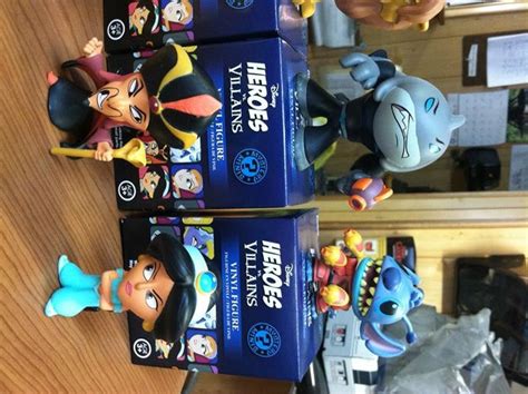 Review Disneys Heroes Vs Villains Mystery Minis Ht Exclusive Case