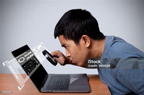 돋보기 검색 가상 모델지도 세계 위치 포인트와 관찰 노트북을 사용하는 남자 가상현실에 대한 스톡 사진 및 기타 이미지 가상