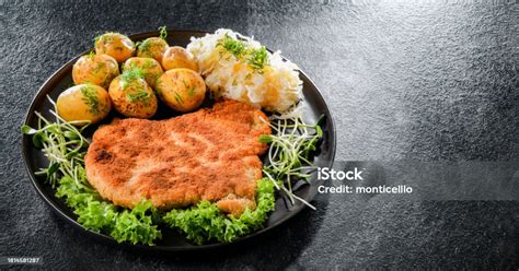 감자와 양배추로 빵 부스러기로 코팅 된 돼지 고기 커틀릿 감자 요리에 대한 스톡 사진 및 기타 이미지 감자 요리 감자튀김 건강한 식생활 Istock