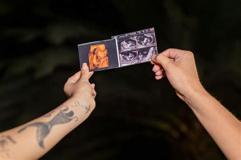 가족 가족 계획 감정 기대 기대하는 기술 돌보다 모성 모성 관리 미래 부모 부모의 사랑 삶의 단계 새로운 삶 새로운 시작 손 수직 쐈어 아기