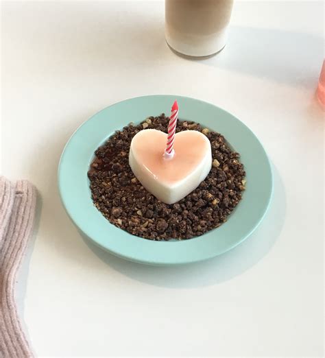 현아ㅣ카페투어 연남동카페 쿄이 귀염뽀짝스러운 쿄이카페 ⁺ ⊹˚ 카페가 5층에 위치해 뷰가 굉장히 좋았고 크리스마스는 한참 지났지만 거꾸로 매달린 트리가 보고