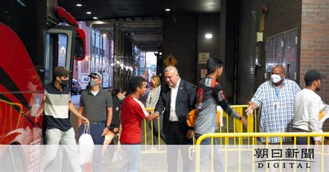 B World テキサス→ny、移民がバスで次々 「負担共有を」と知事が送り込む：朝日新聞デジタル