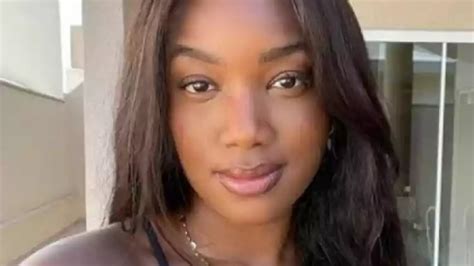 Ela Está De Volta Iza Encanta Seguidores Ao Exibir Barriga De Gravidez