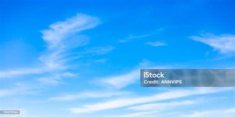 Langit Biru Yang Luas Dengan Awan Miring Foto Stok Unduh Gambar Sekarang Aktivitas Bergerak