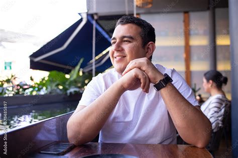 Hombre Latino Blanco Moreno Con Una Playera Blanca En Un Restaurante Disfrutando La Vista Stock