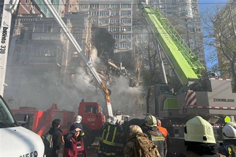Удар дронів по житловому будинку в Києві рух вулицею відновлено Главком