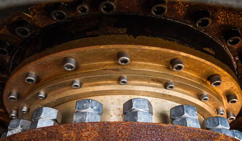 대형 볼트 연결 선박에 방위각 추진기를 부착하기위한 기초 볼트와 너트가 본체에 나사로 고정되어 있습니다 0명에 대한 스톡 사진