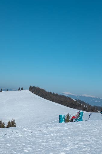 Bukovel 2021년 2월 23일 언덕 꼭대기에 누워 있는 스노우보더와 스키어 겨울에 대한 스톡 사진 및 기타 이미지