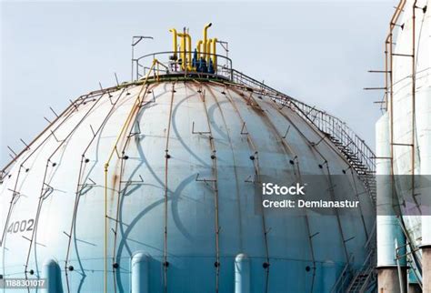 일광 기종 아스투리아스 스페인의 석유 화학 산업에서 구형 천연 가스 탱크 기체 물리 구조에 대한 스톡 사진 및 기타 이미지 기체 물리 구조 스페인 저장고 제작물