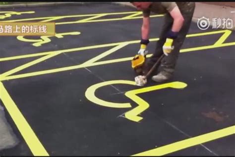马路上的标线是怎么画的？标线工花式炫技惊呆你~