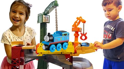 Даниэла и Филипп собирают Томас паровозик игру для детей. Thomas train ...