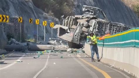 Vuelca Tráiler En La Autopista La Pera Cuautla Cierran Ambos Sentidos