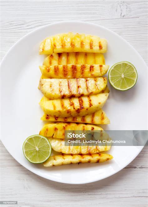 흰색 나무 배경 위에 흰색 접시에 라임구운 파인애플 조각 상단 보기 여름 음식 위에서 오버 헤드 평면 누워 굽기에 대한 스톡 사진 및 기타 이미지 Istock