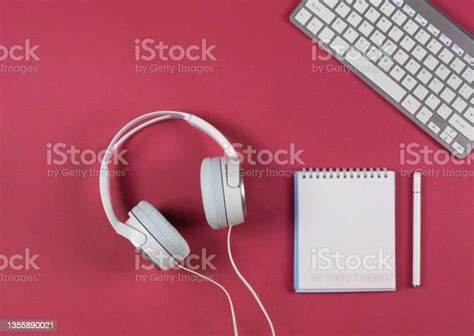 빨간색 배경 평면 레이아웃 홈 오피스 온라인 교육 웨비나 세미나 블로깅 교육에 배너 0명에 대한 스톡 사진 및 기타 이미지