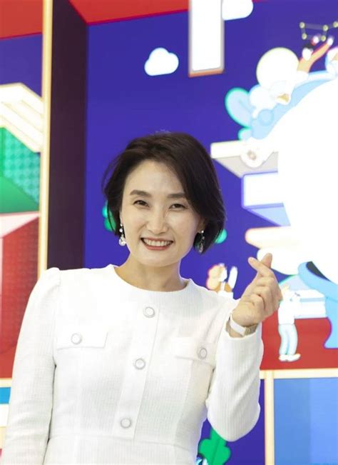 패션엔 ‘살 빠진 박경림 원피스 핏 제대로 45세 오피스룩의 정석