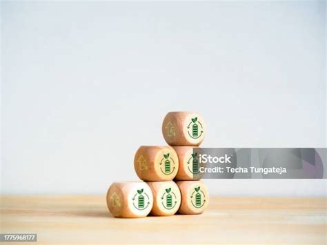 재생 에너지 환경 개발 개념 재사용 기호가 있는 녹색 배터리 전원 아이콘 및 나무 큐브 블록에 백분율 기호가 있는 위쪽 화살표