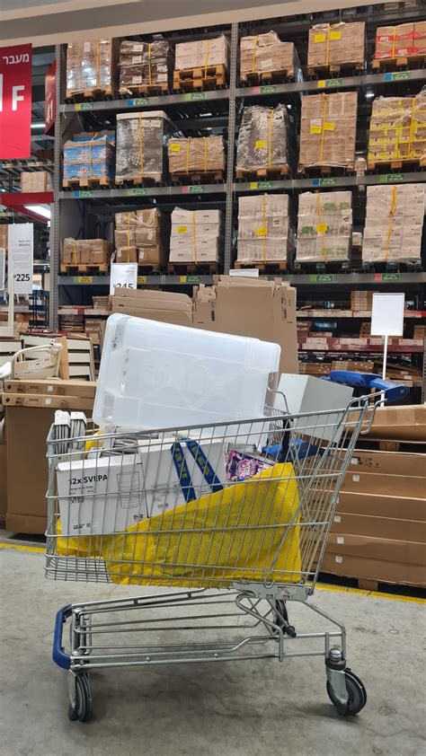 לא מזמן אחד העובדים שלי אמר לי שהוא צריך לצאת מוקדם כי יש איקאה סייל לא זרקתי לו ומה עם זה